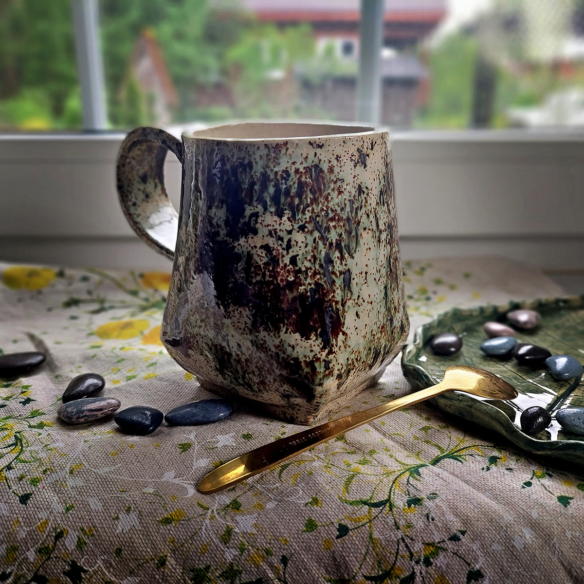 Керамические кружки и чашки