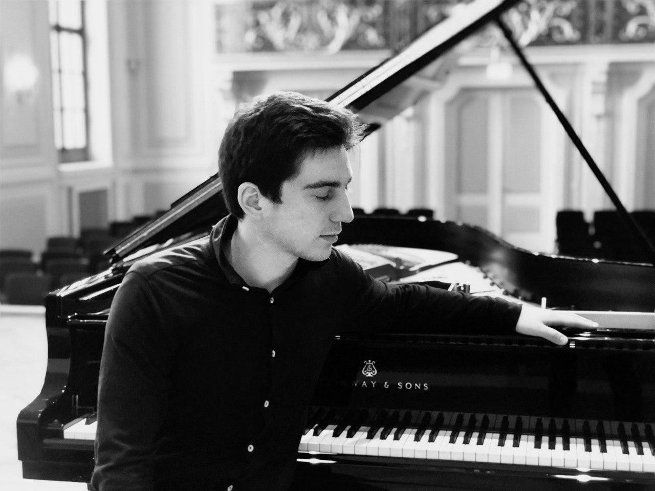 Official page of pianist Denis Linnik