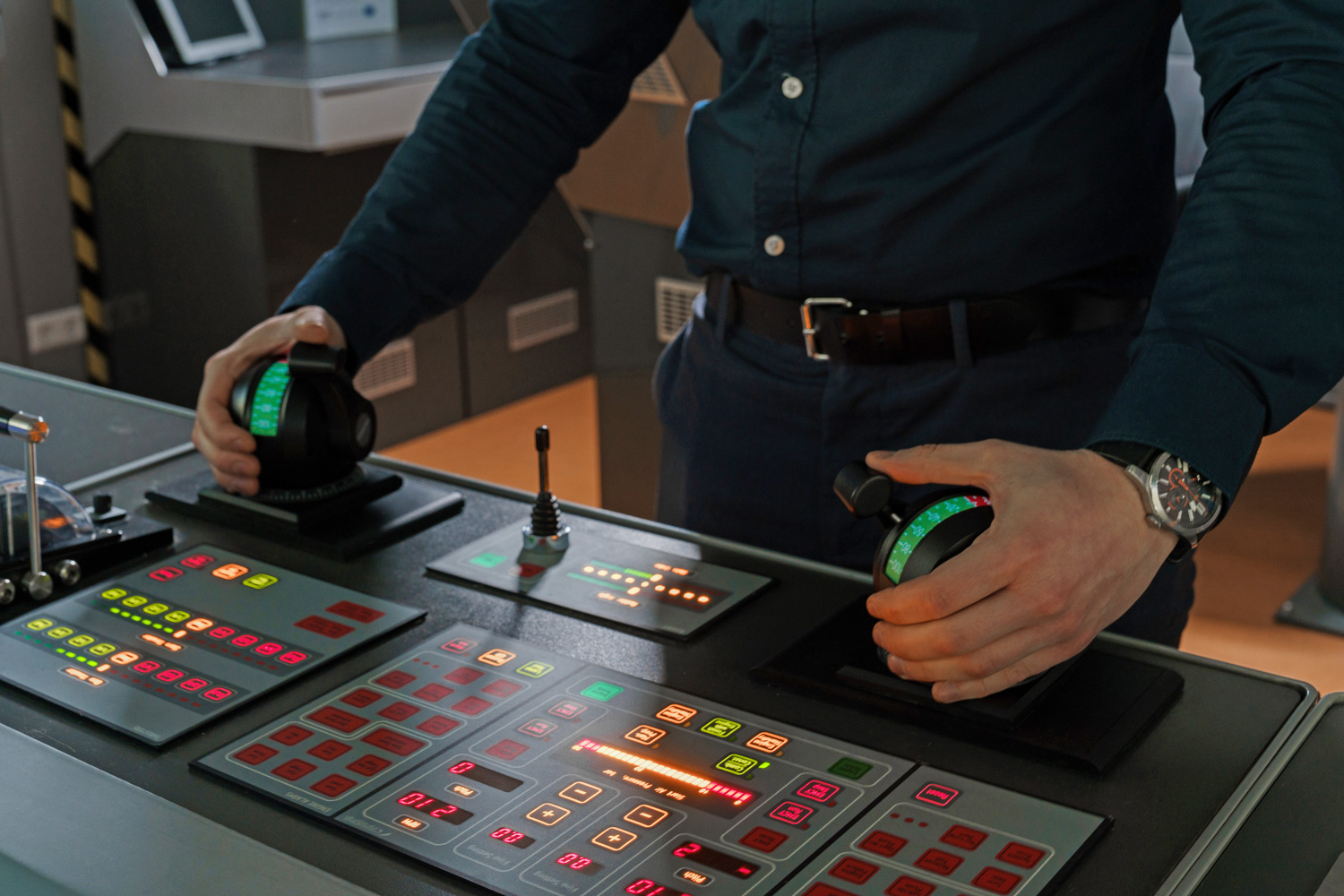 Ship Handling with Azimuth Propulsion