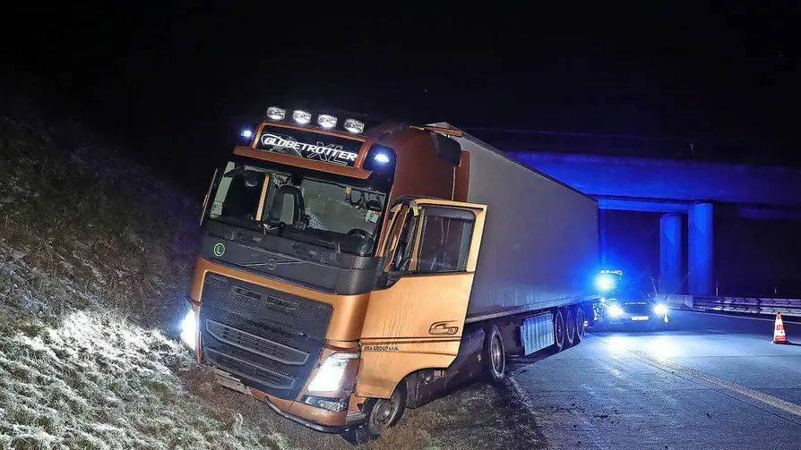 Policija izsekoja 40 tonnas smago kravas automašīnu 100 kilometru ...