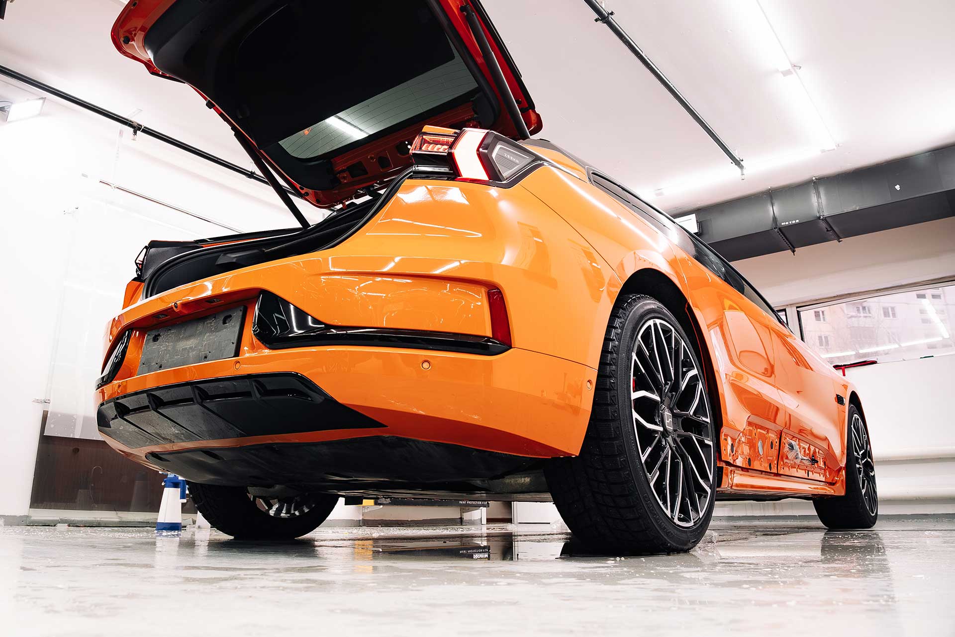 Оклейка защитной плёнкой ZEEKR 001 ORANGE