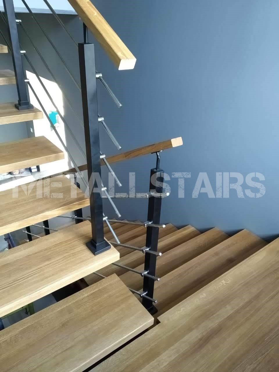 Фото лестницы. ЛЕСТНИЦА НА МОНОКОСОУРЕ ОБШИТАЯ ДЕРЕВОМ