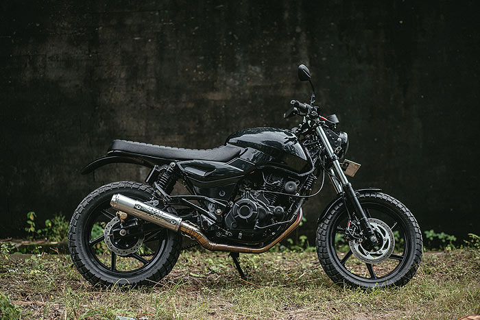 Rent Bajaj Pulsar 220F Custom Black in Bali online | Alpha Custom Garage
