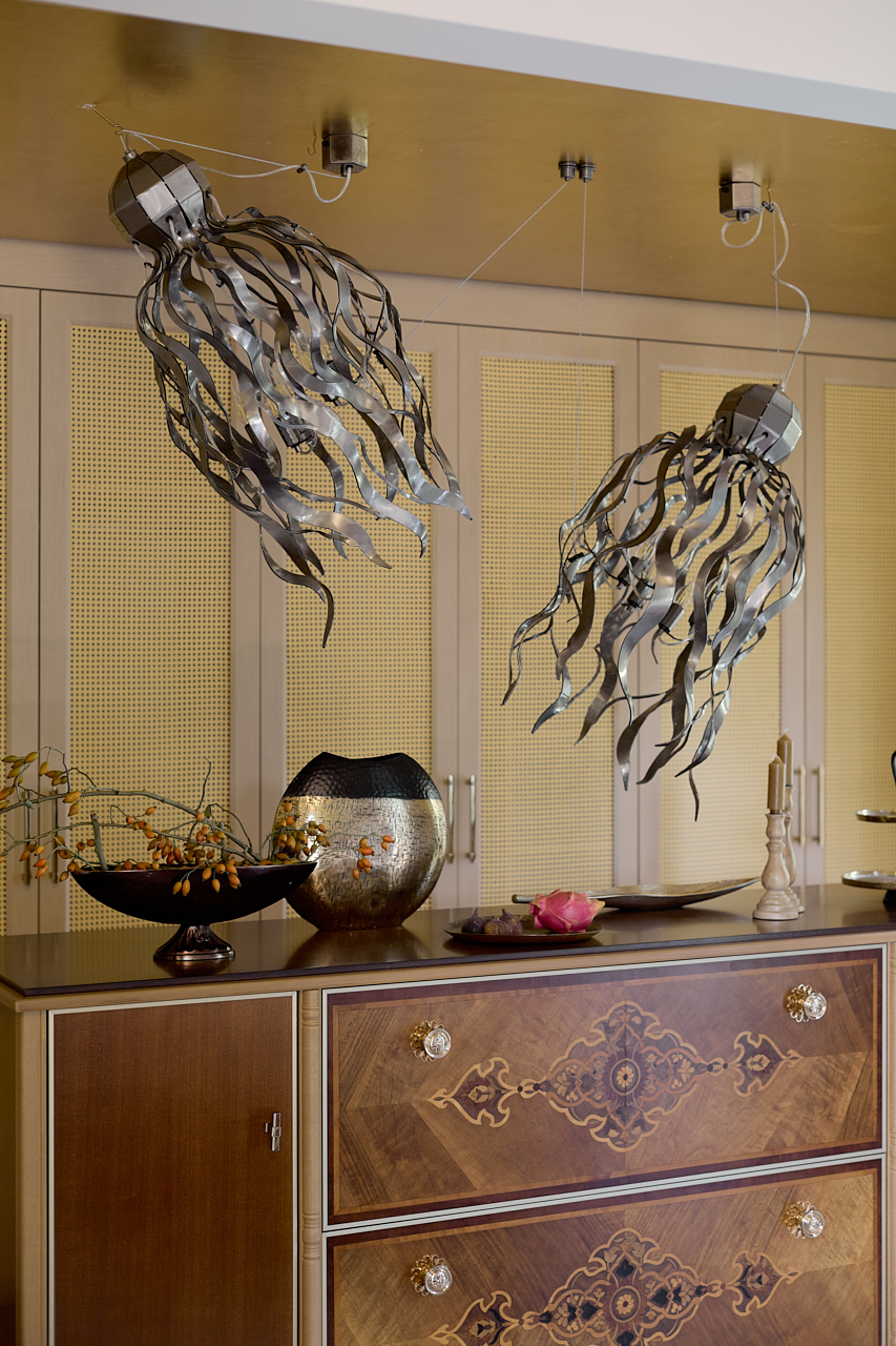 Дизайнерские люстры и светильники из металла ручной работы.