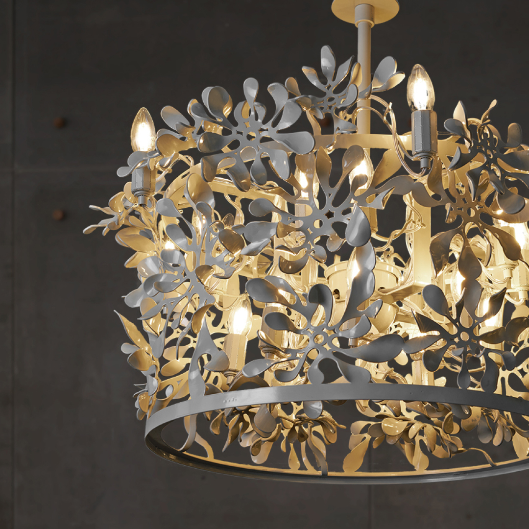 Дизайнерские люстры и светильники из металла ручной работы.