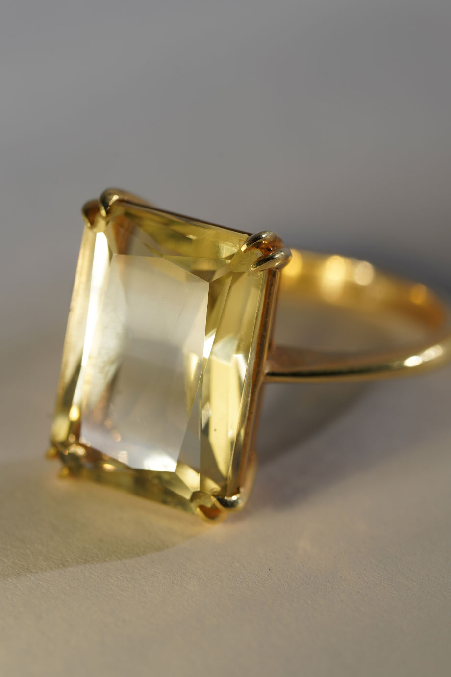 Кольцо с лимонным кварцем изумрудной огранки