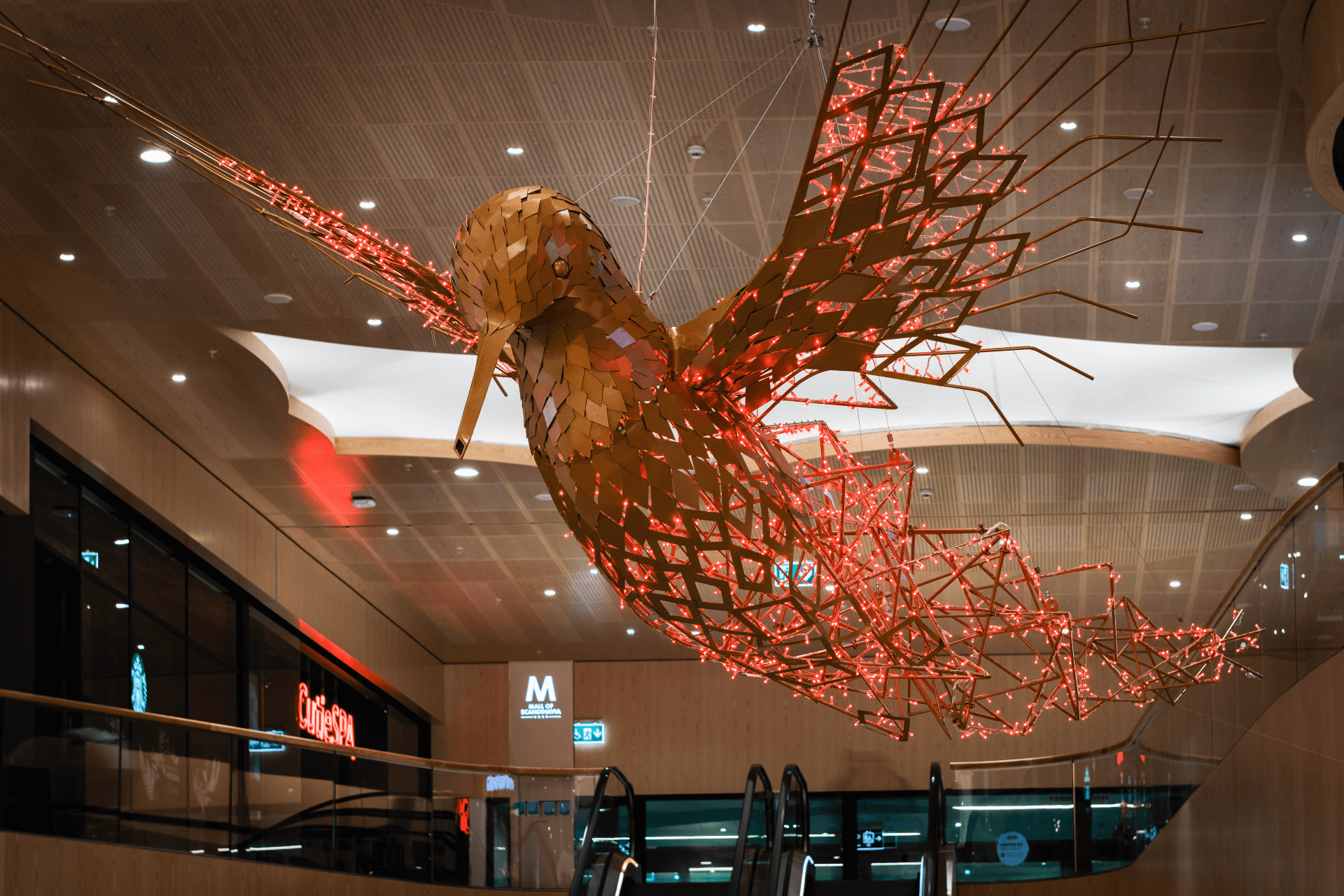 Новогодние уличные гирлянды, световые фигуры, искусственные ели ...