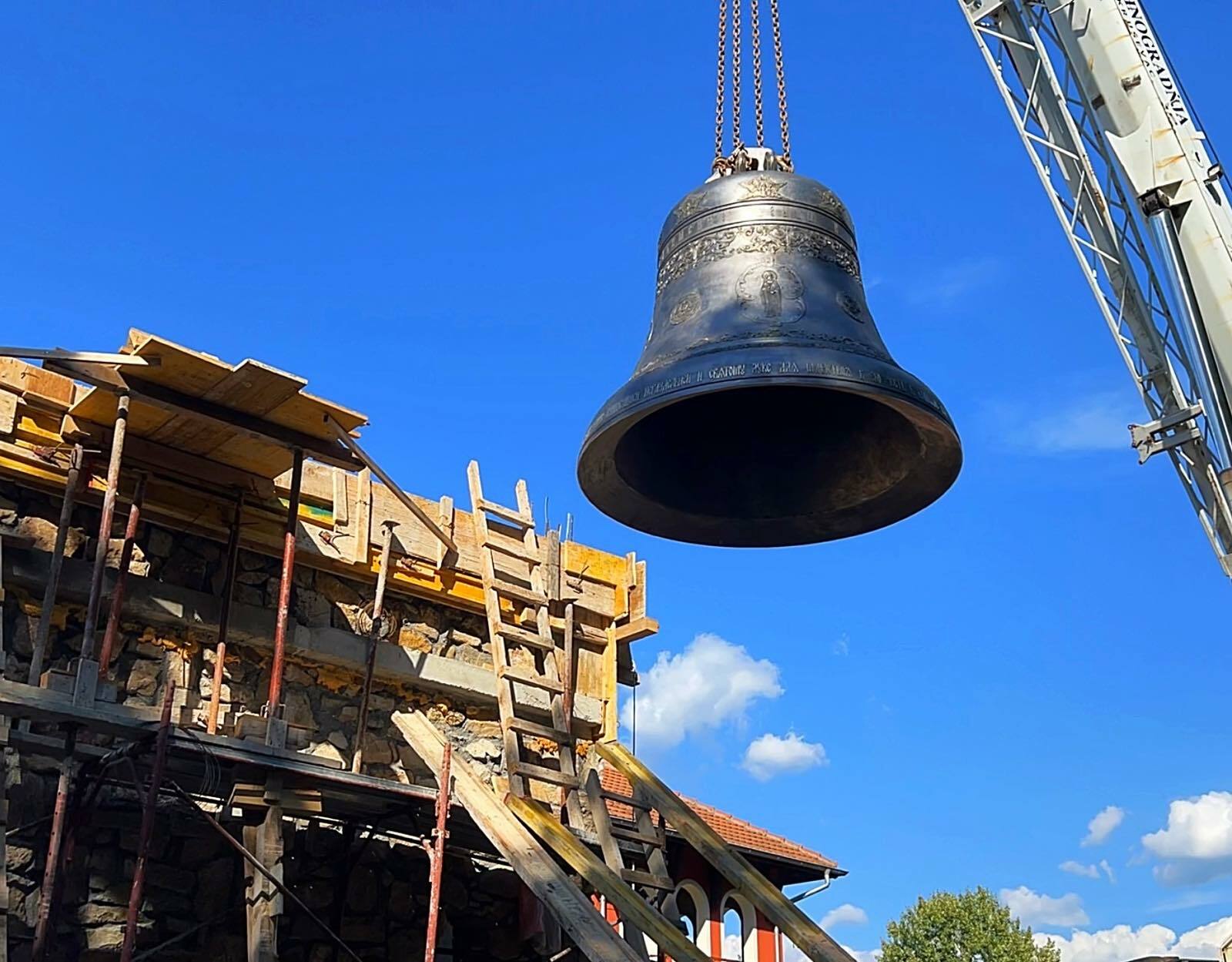 "Carsko zvono" iz Rusije stiglo je u manastir svetog apostola i ...