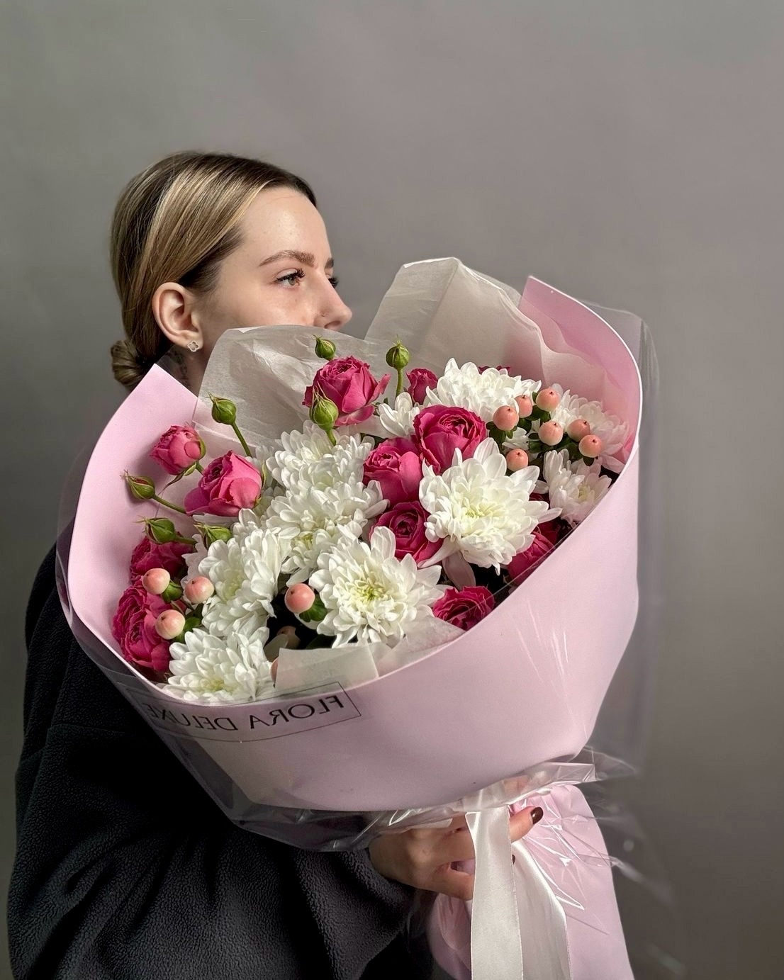 Купить Букет 108 - мисти бабблс, хризантемы, гиперикум в Воронеже. Заказ Букет 108 - мисти ...