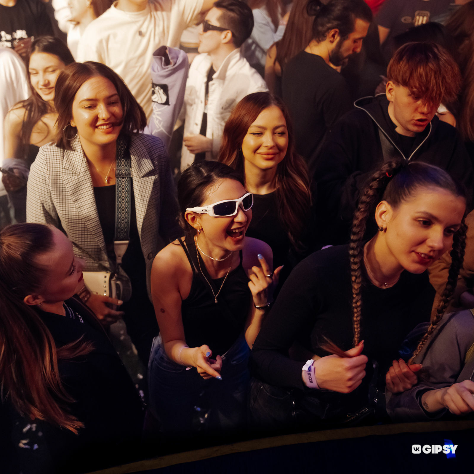 Фотоотчёт концерта ANIKV в бар клубе VK Gipsy. 21.04.2023