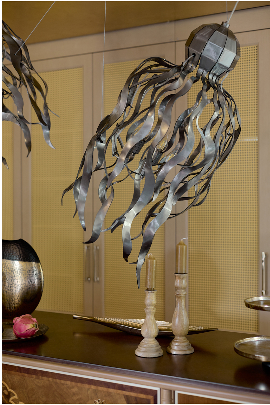 Дизайнерские люстры и светильники из металла ручной работы.