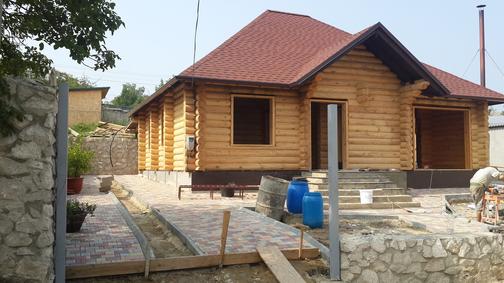 Constructia unei case suburbane din lemn pentru o casa de vara in ...