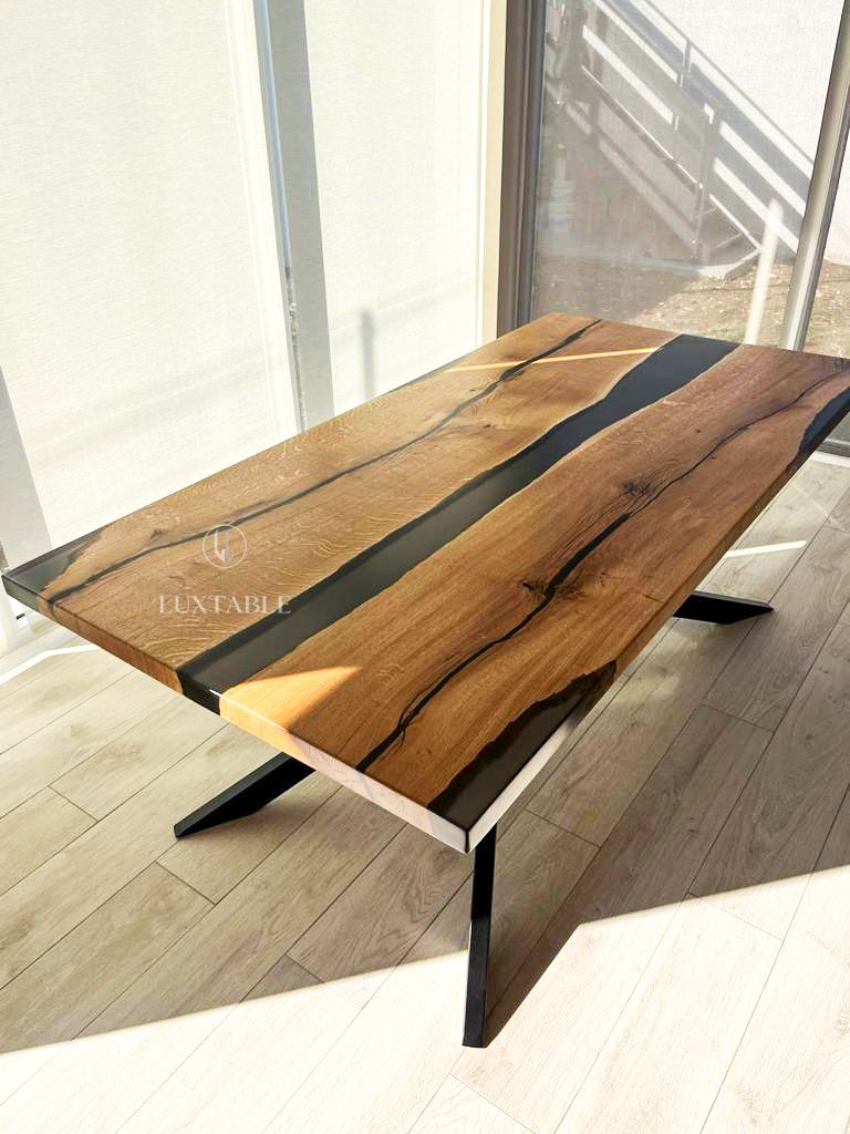Table Rotterdam en chêne massif et résine teintée semi-transparente ...