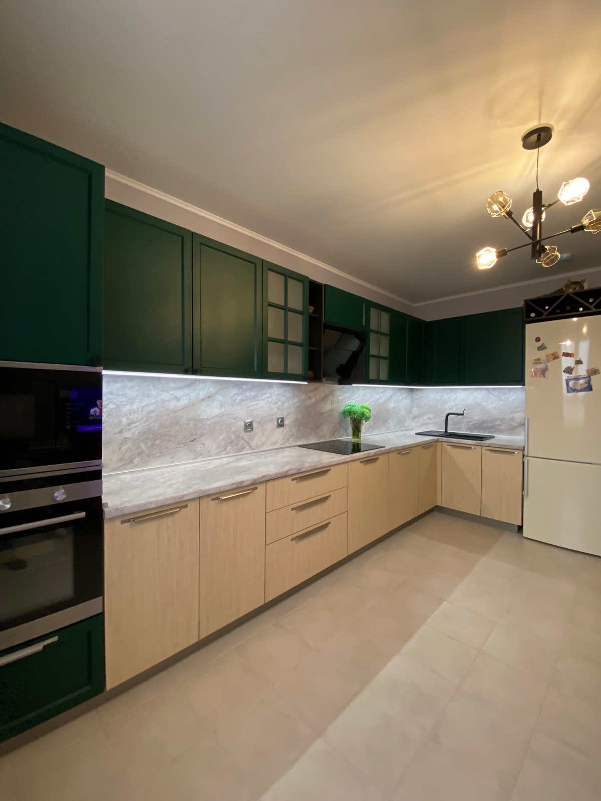 Кухня в зеленом и светло-древесном цвете в стиле неоклассика