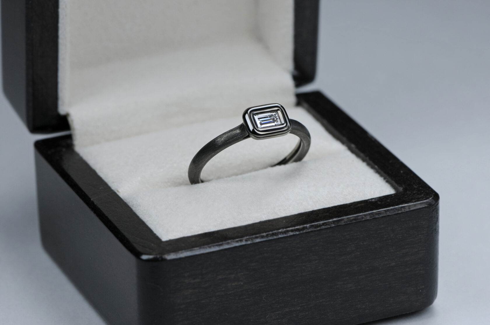 Черное кольцо из золота с бриллиантом багет