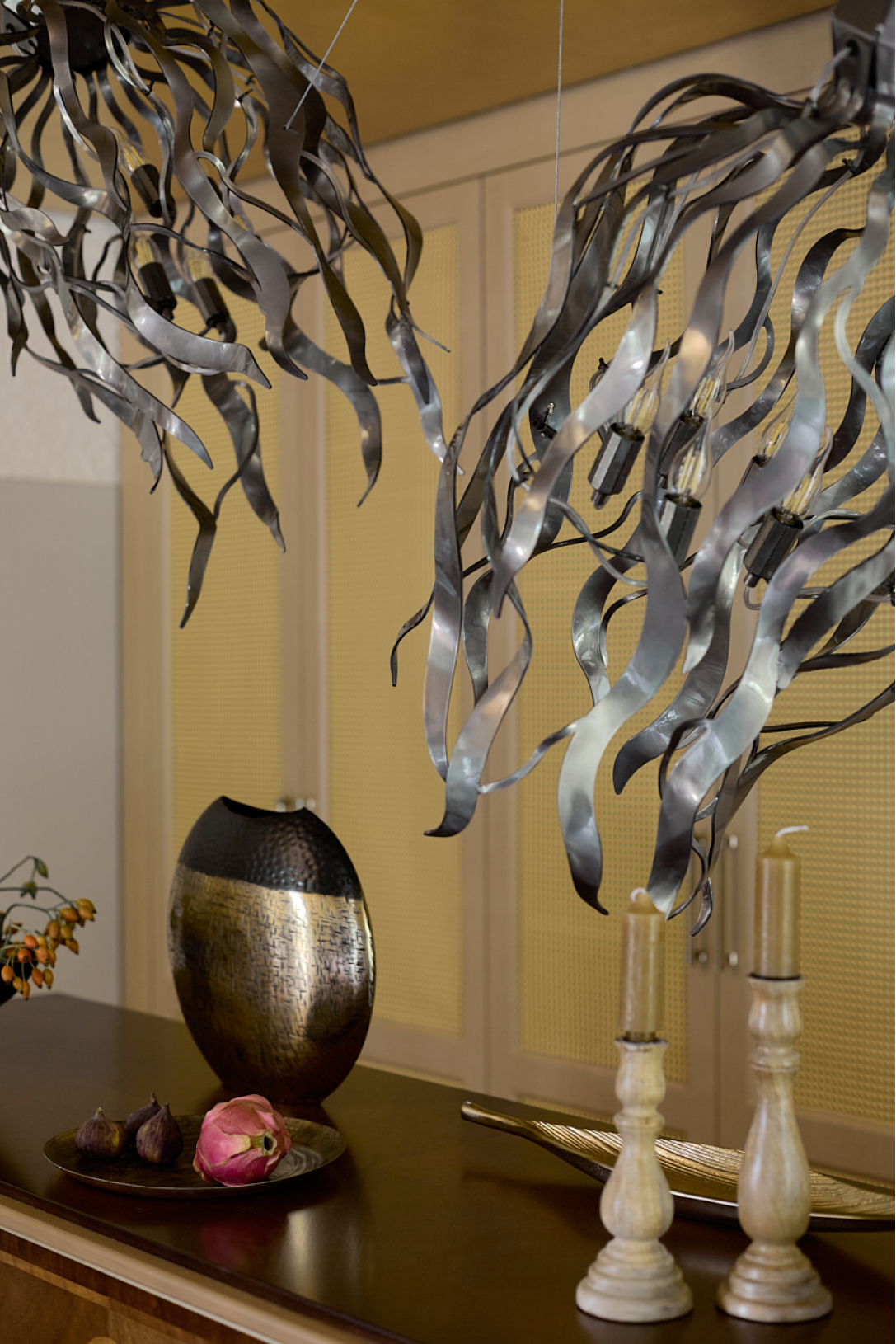 Дизайнерские люстры и светильники из металла ручной работы.