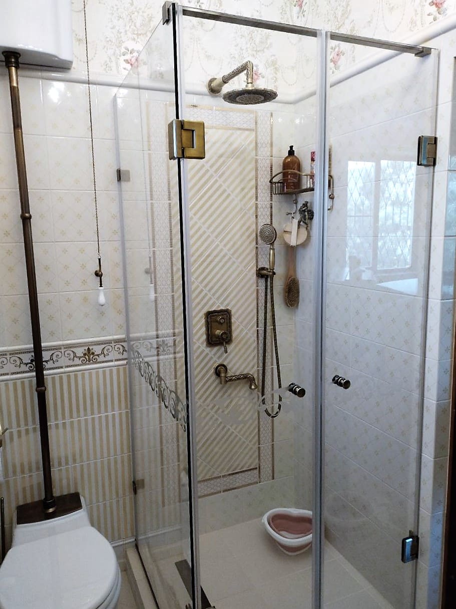 Угловые стеклянные ограждения для душа на заказ в Краснодаре