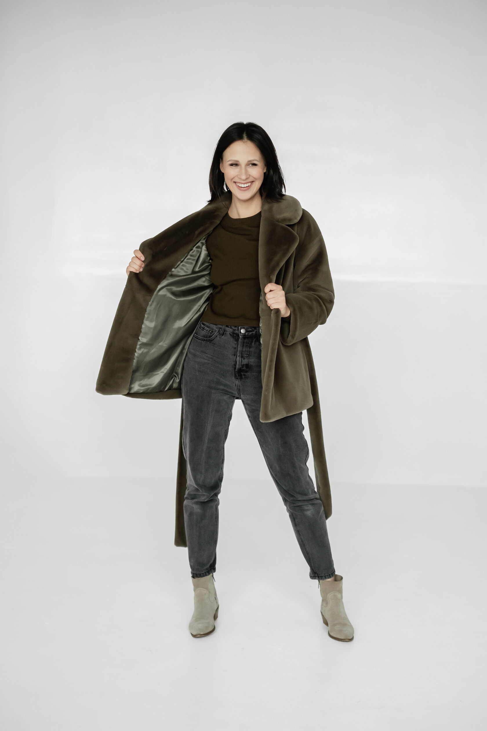 Шуба из Экомеха “Гладкая” Цвета Олива Спущенное Плечо 75 см - Zega-ECO