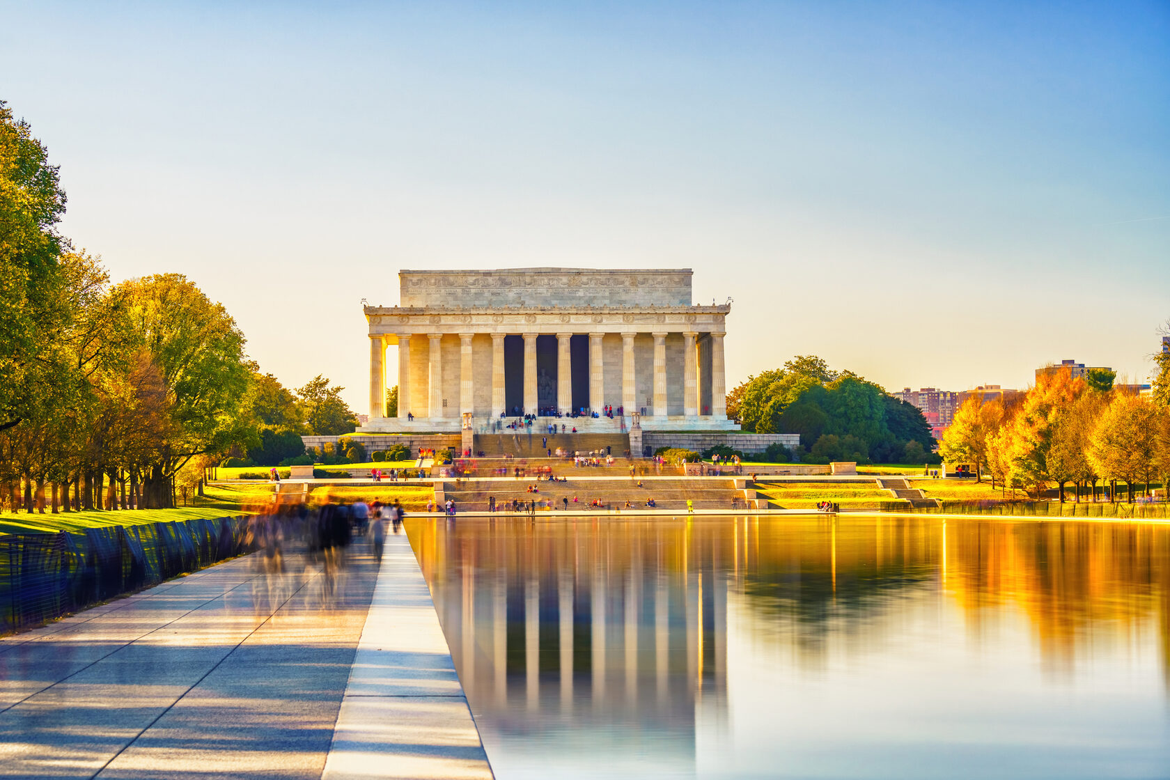 The Lincoln Memorial: A Grandiose Monument That Honors the Memory of ...
