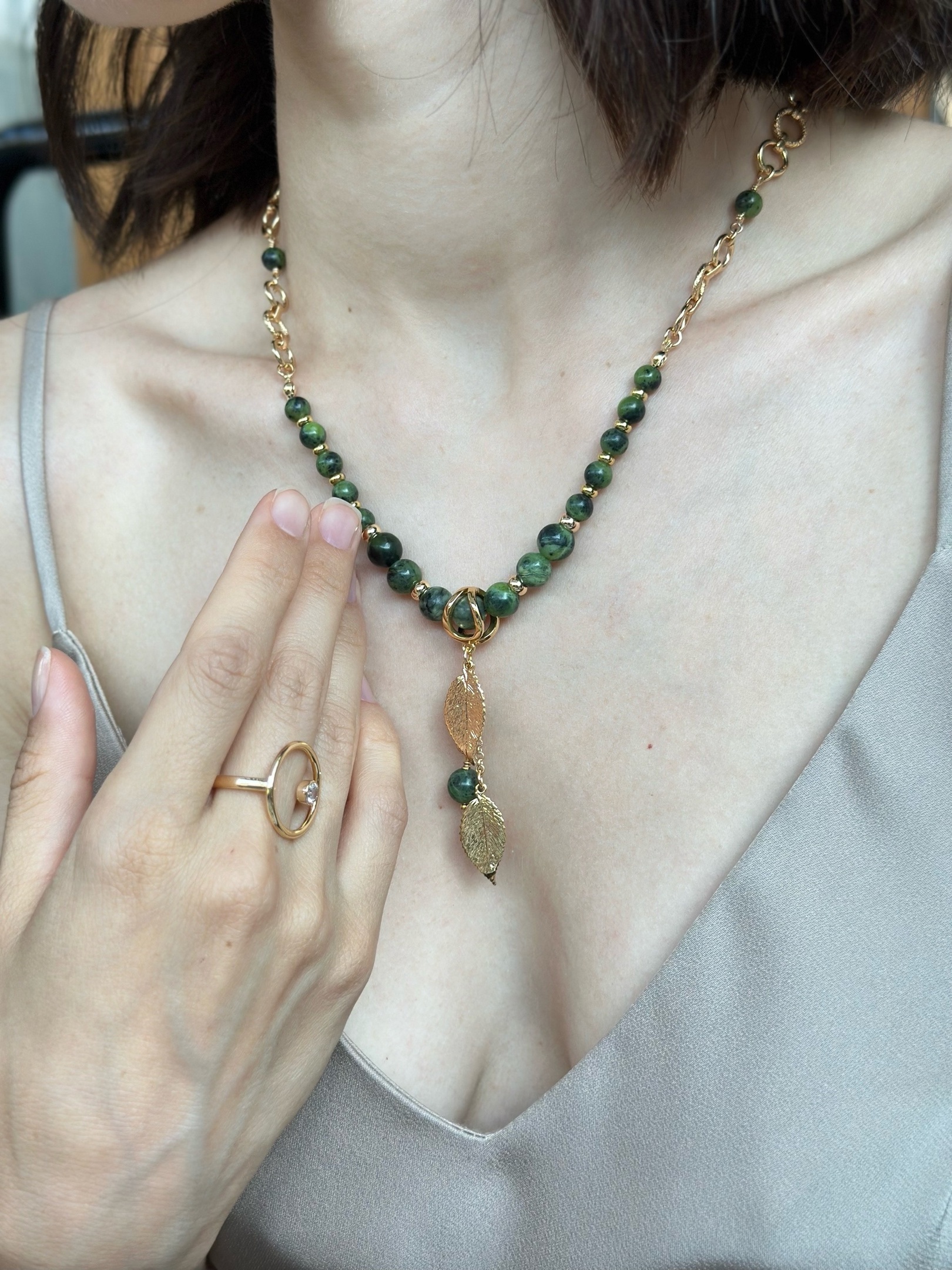 Колье из нефрита завораживает своей сочной зеленью