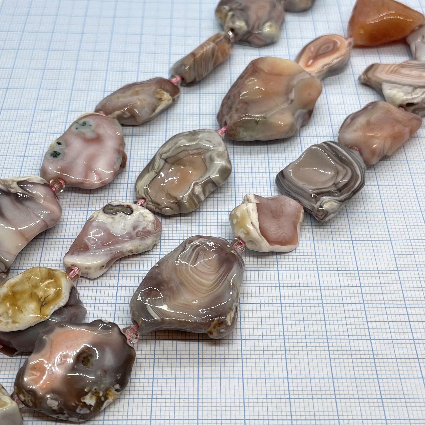 Агат Ботсвана розовый free form