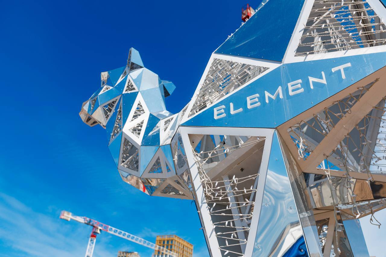 Стеклянный верблюд ELEMENT — символ преображения Васильевского острова