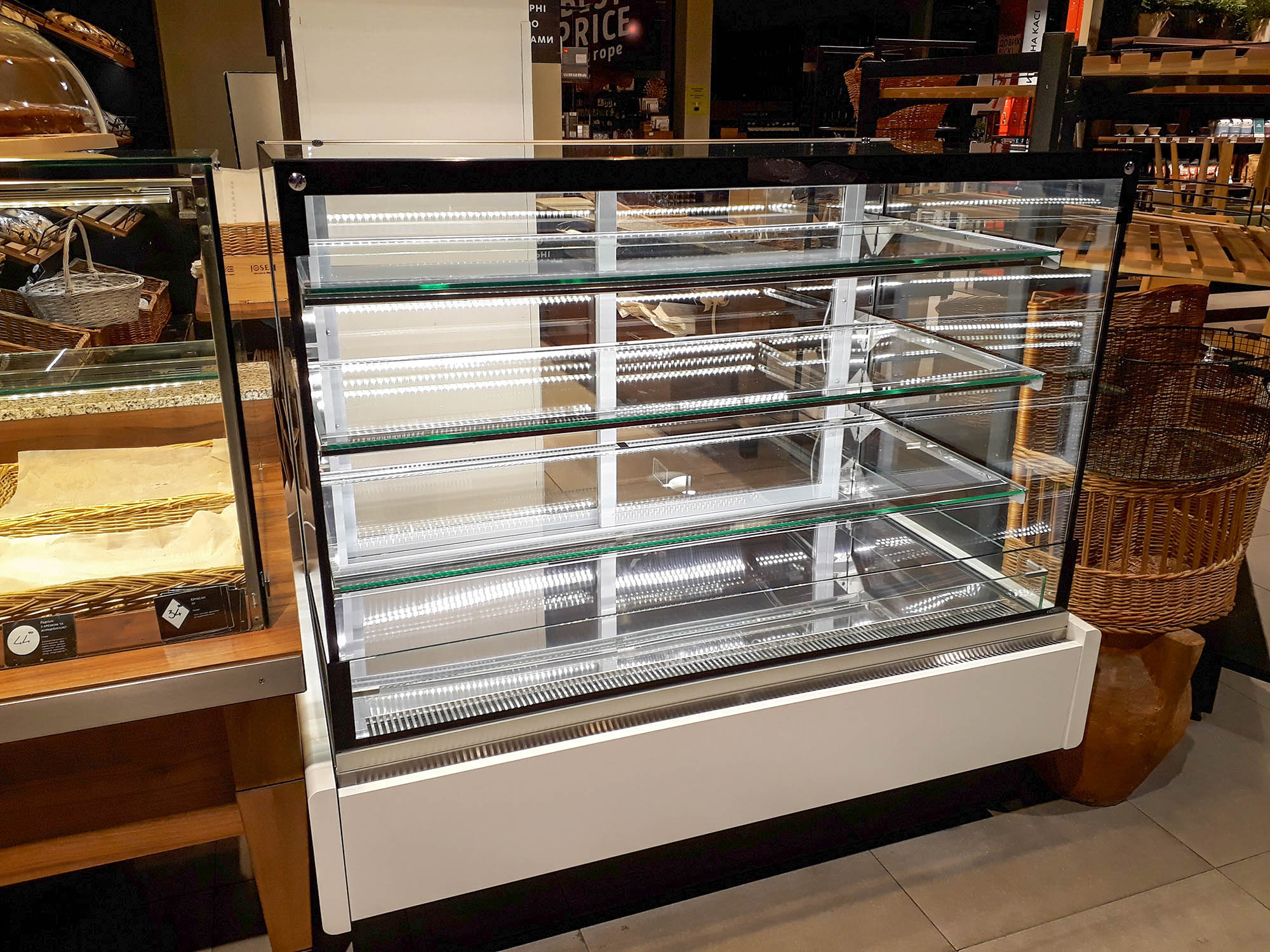 Угловая Витрина Кондитерская - 67 фото