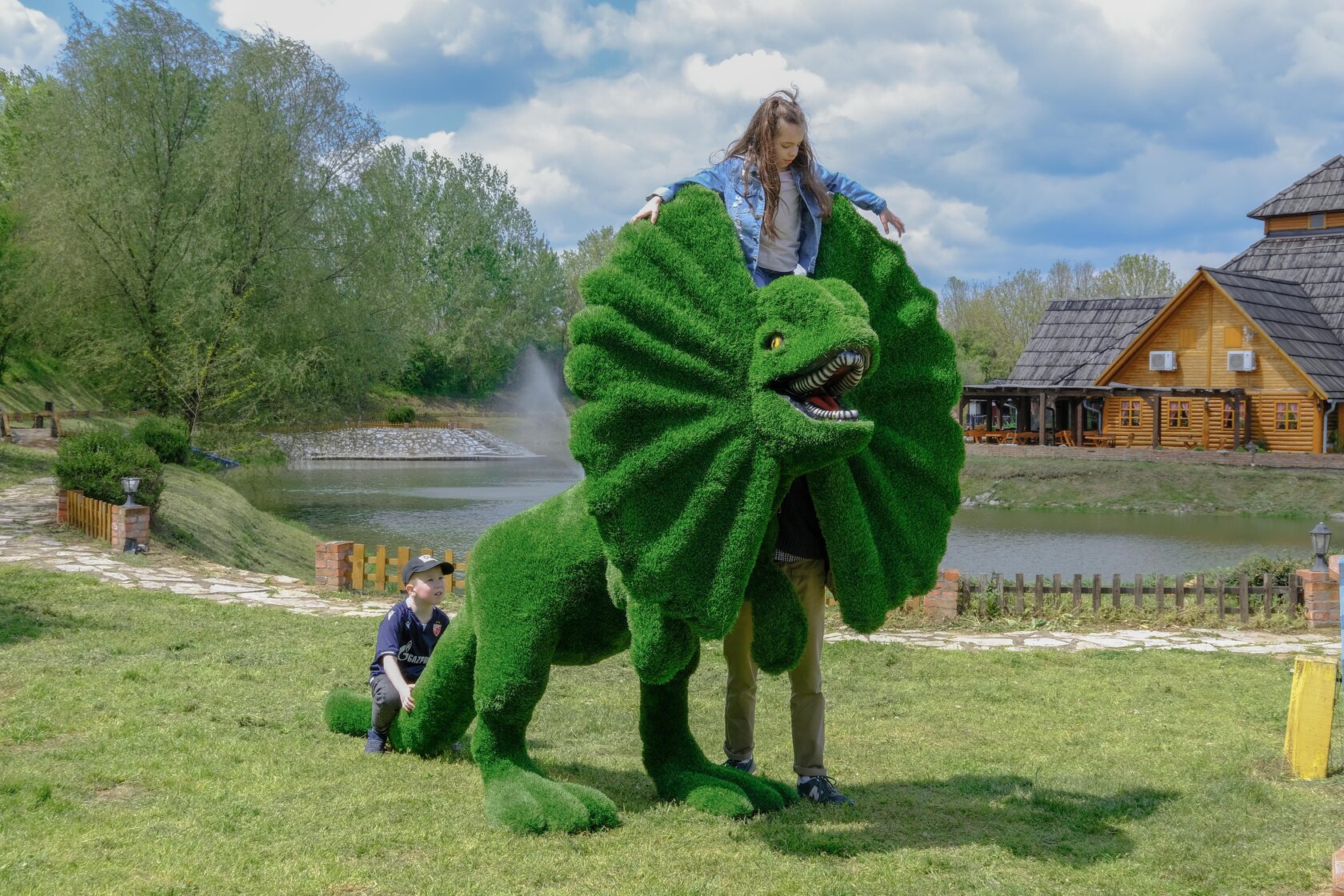 Outdoor topiary figures / EN