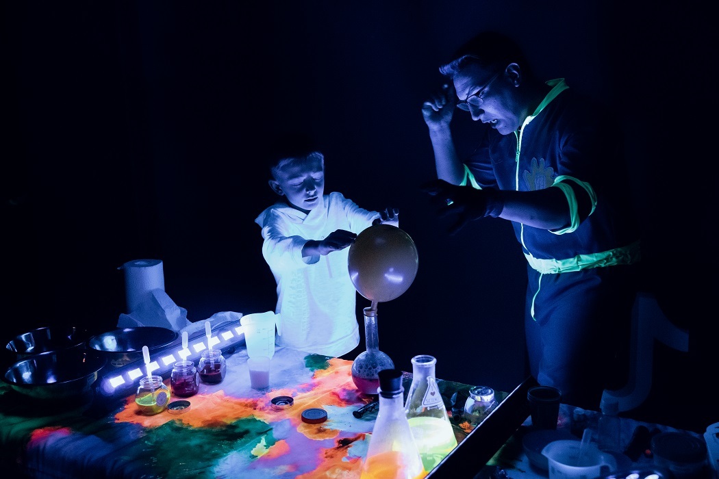 Неоновое мыльное и бумажное шоу Зеленоград | Научное шоу в темноте ...