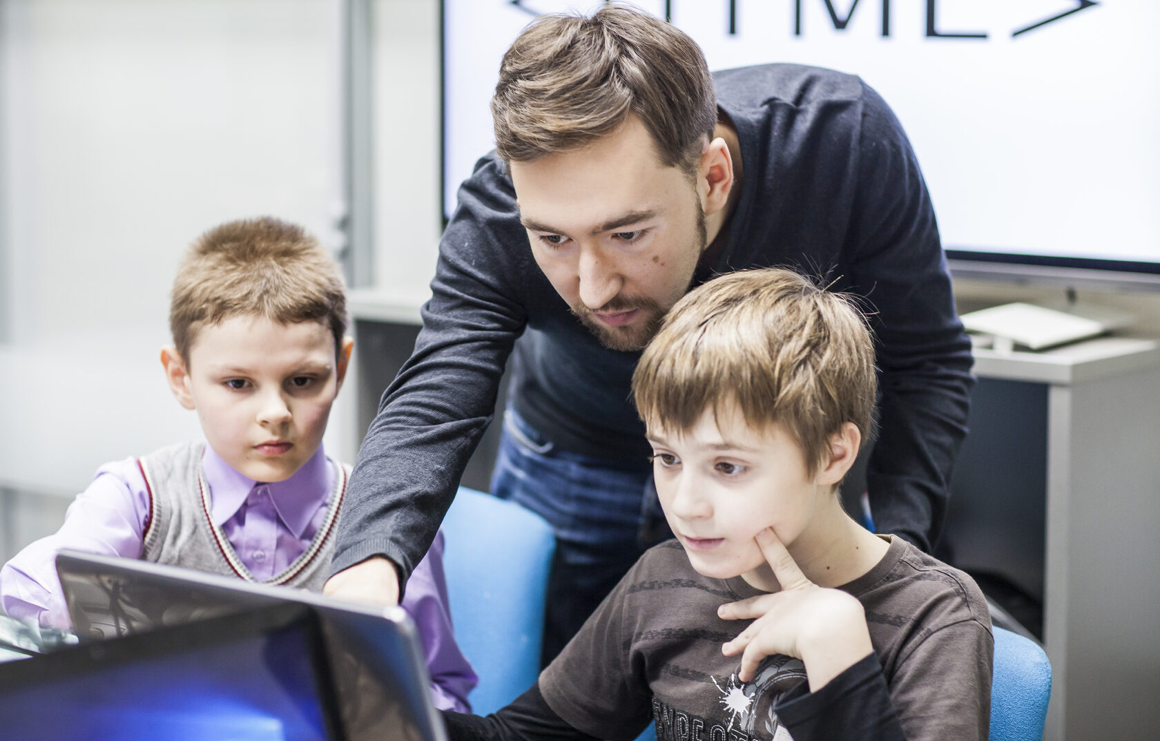 How to choose the perfect teacher for a children's programming school