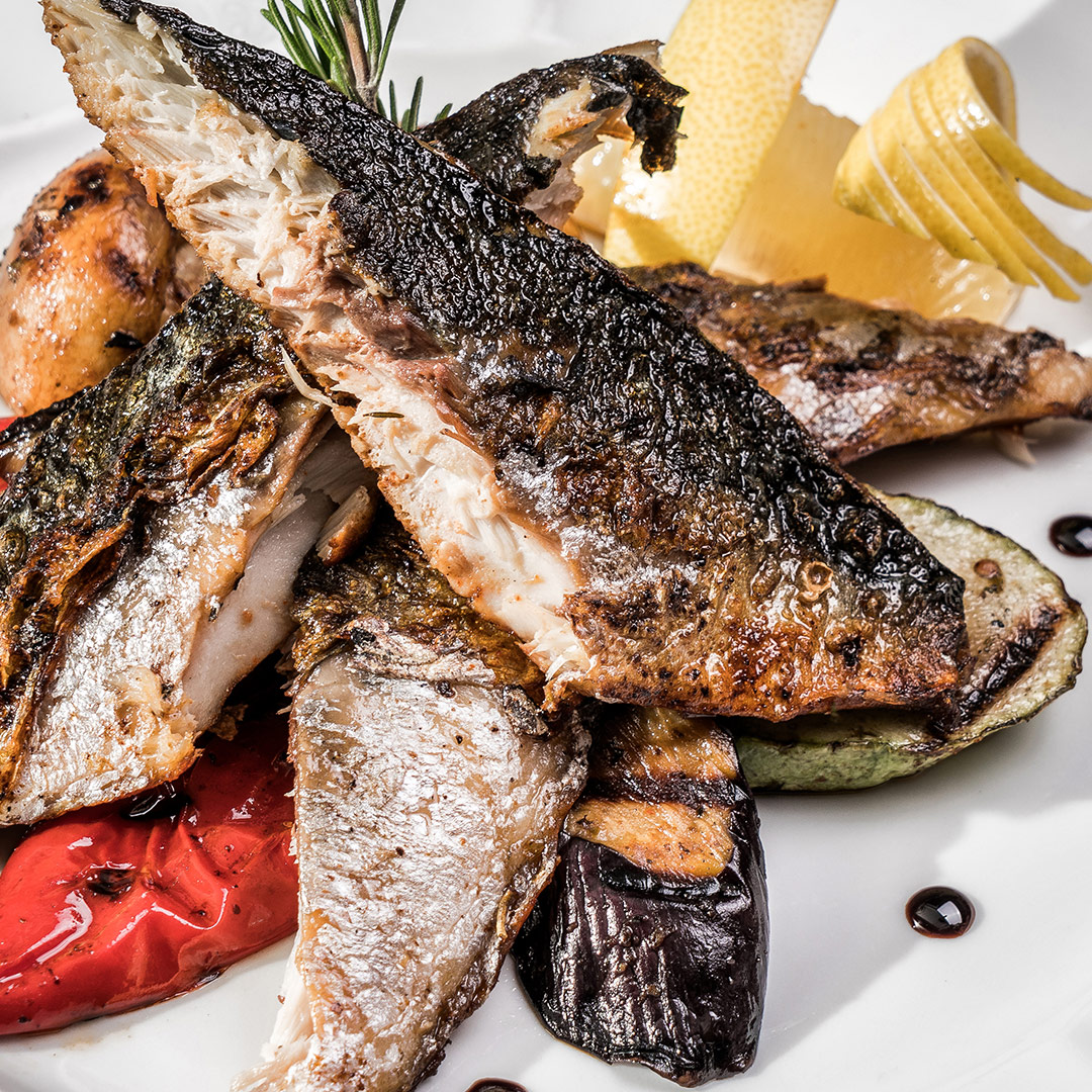 Macrou cu legume pe gril