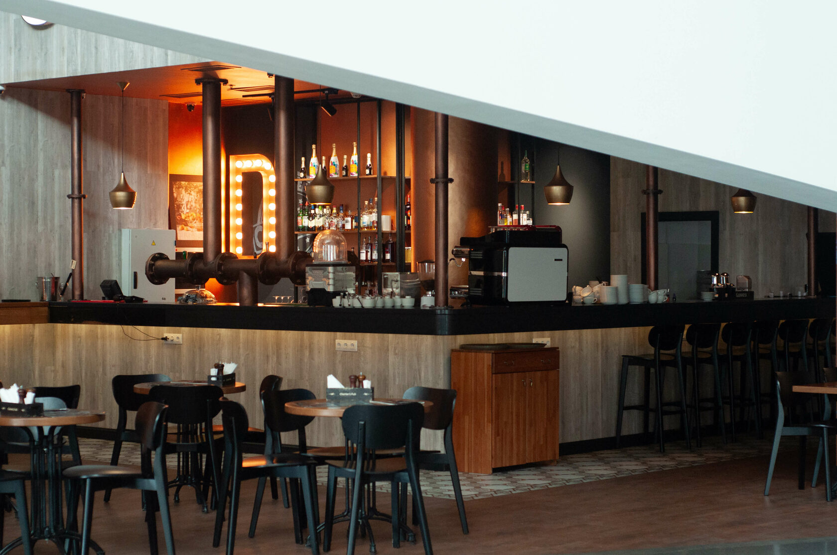 Ресторан Charter's Pub в международном аэропорту «Платов» г. Ростов-на-Дону