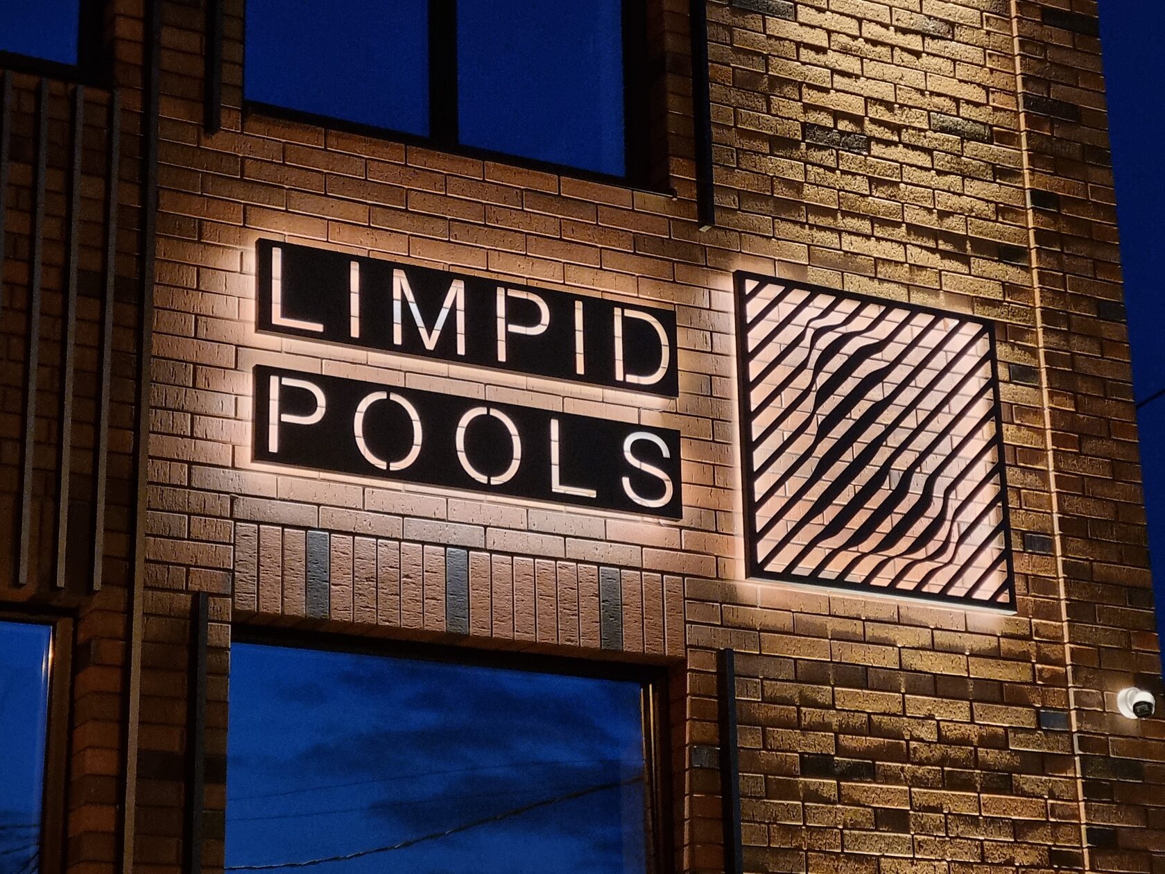 Кейс LIMPID POOLS