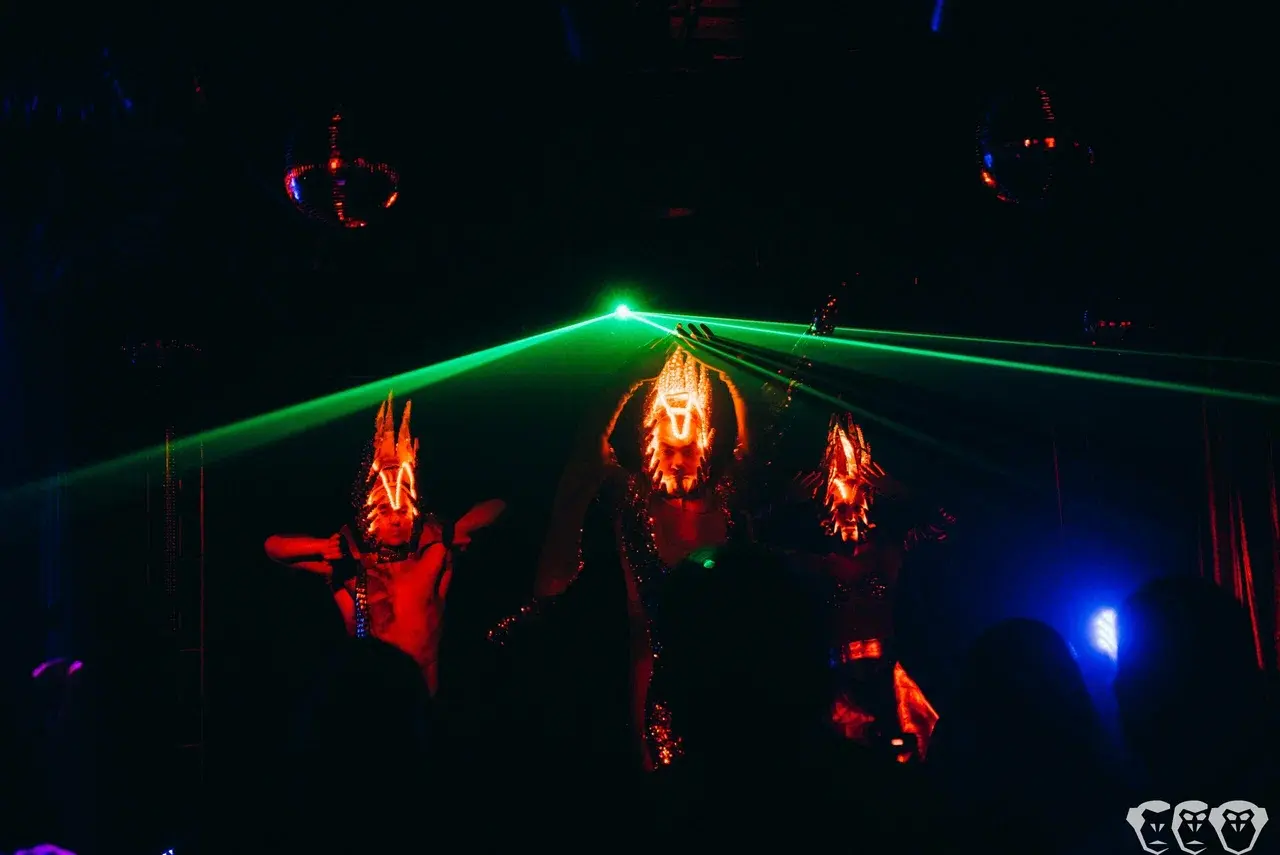 Three Monkeys Club | Три Обезьяны