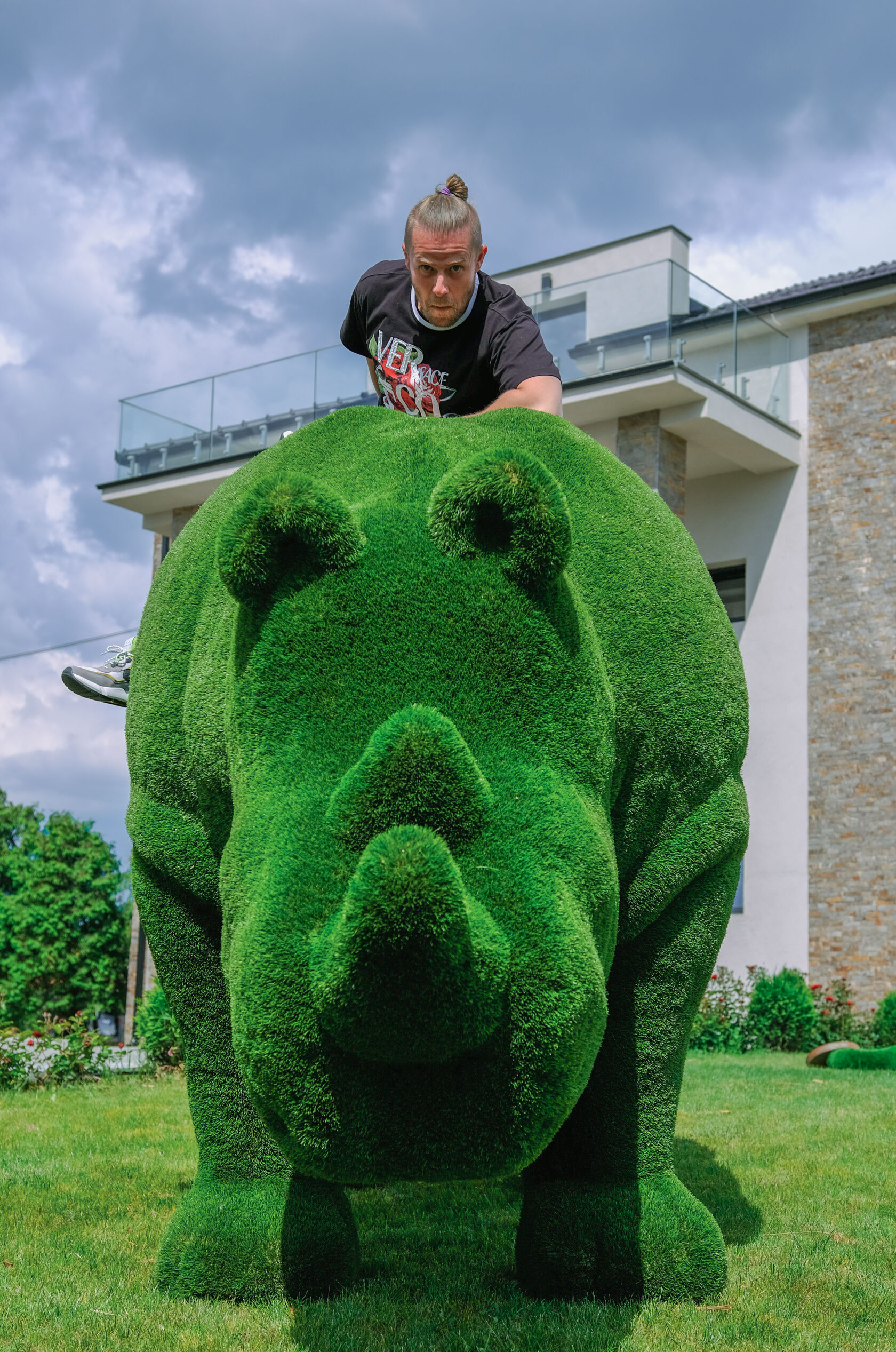 Outdoor topiary figures / EN