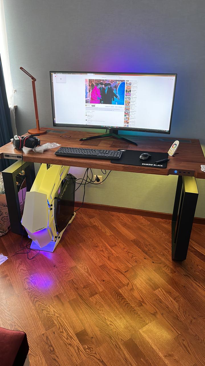 Умные столы из натурального дерева со встроенной электроникой