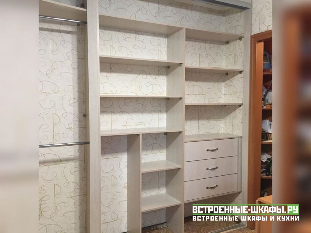 Угловой встроенный шкаф купе с планкой под натяжной потолок - Пример ...