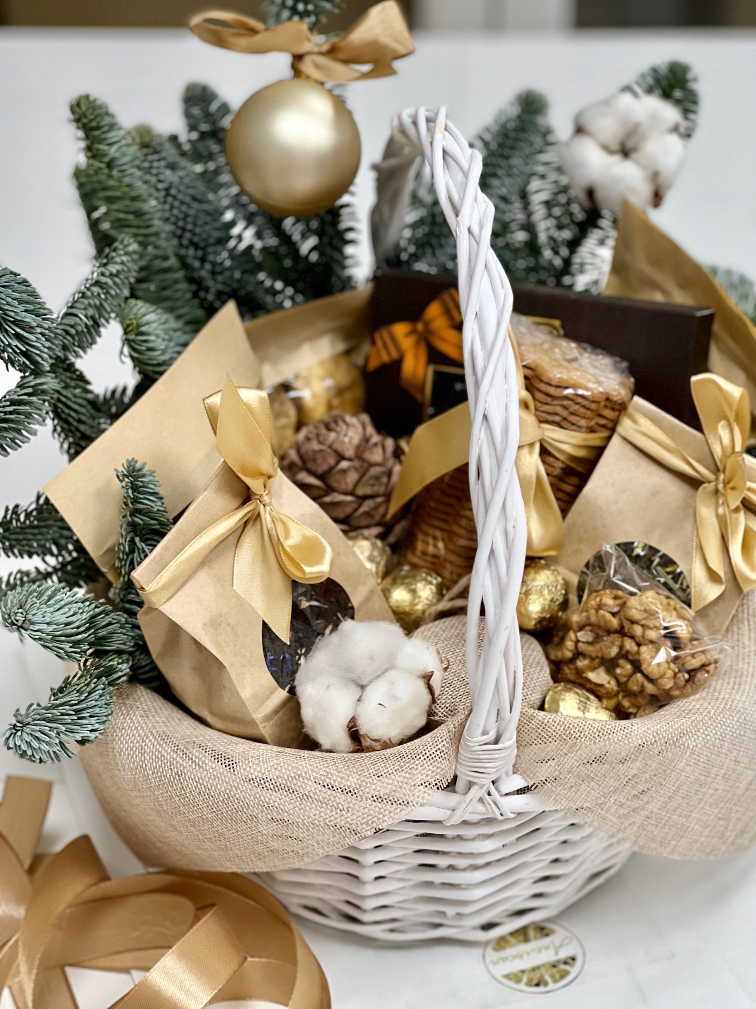 Новогодняя подарочная корзина с чаем, сухофруктами и сладостями, 0285