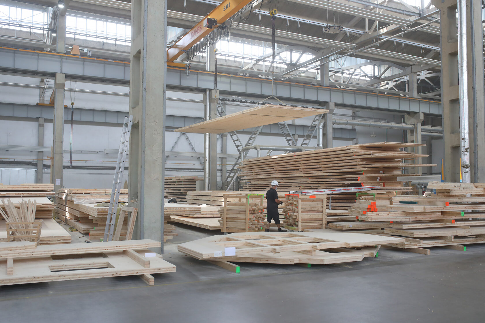 Parādās pirmās publiskās koka būves, bet izaicinājumu netrūkst