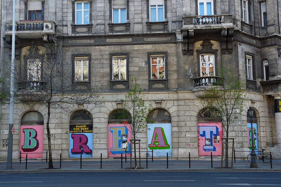 Graffiti art in retail: New visual marketing instruments