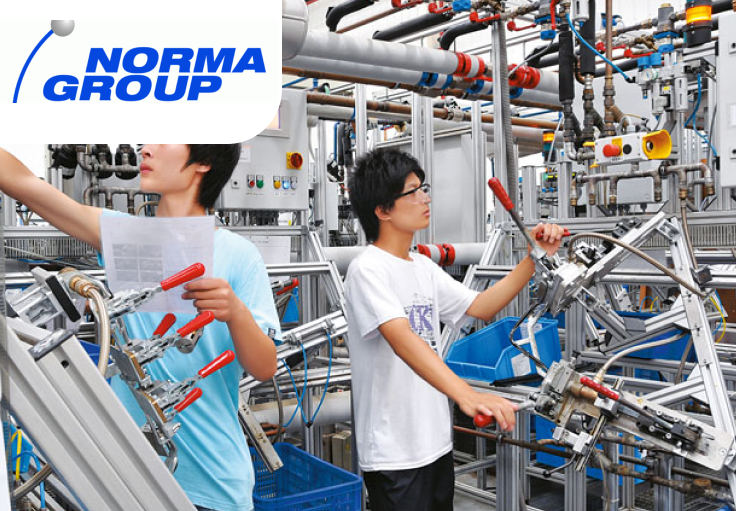 Працівник на обслуговуванні лінії продукції NORMA GROUP