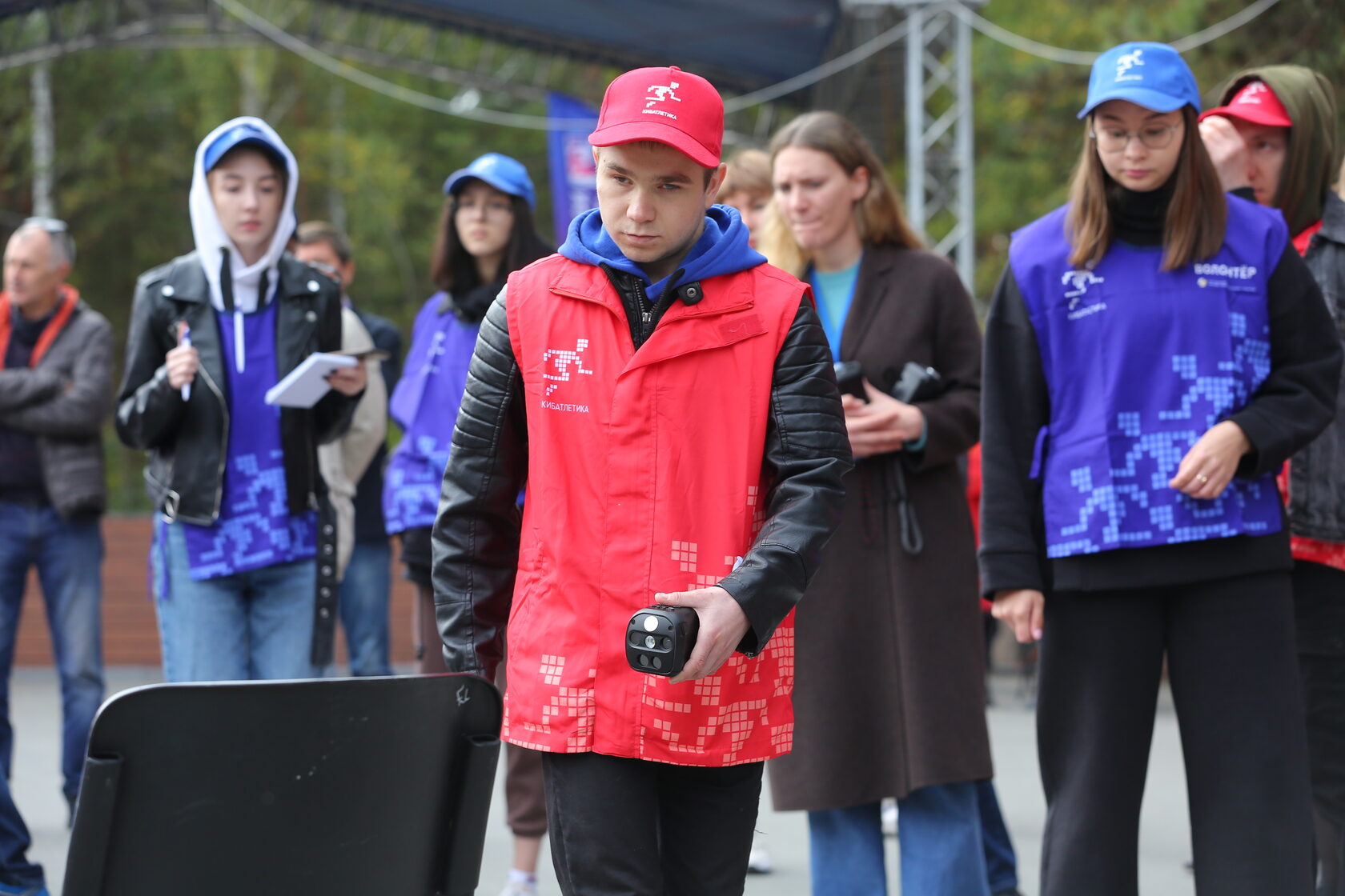 Smart assistant Robin helped the blind complete an obstacle course at a ...