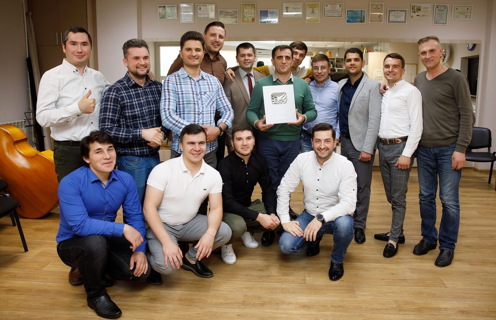 Ansamblul „Plăieşii” a primit butonul de argint de la YouTube | VIDEO