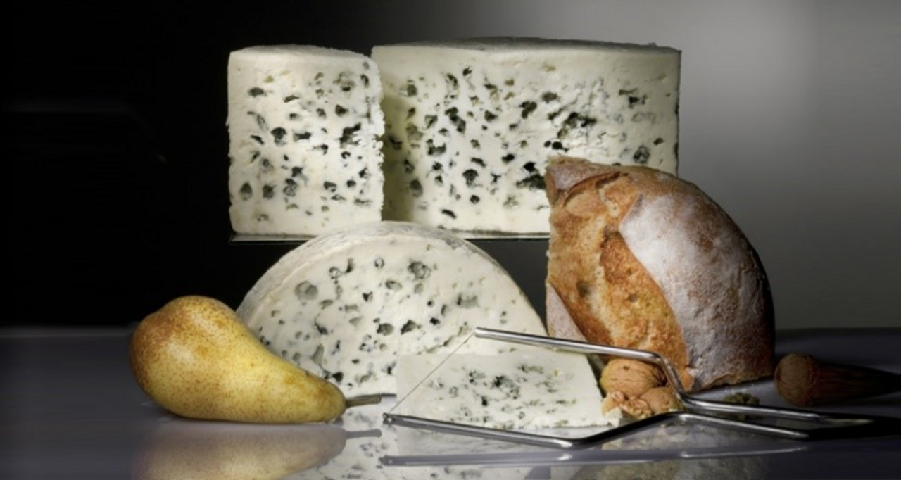 Мягкий сыр Рокфор Орхидея (Roquefort AOP Orchis Noir Demi Pain)