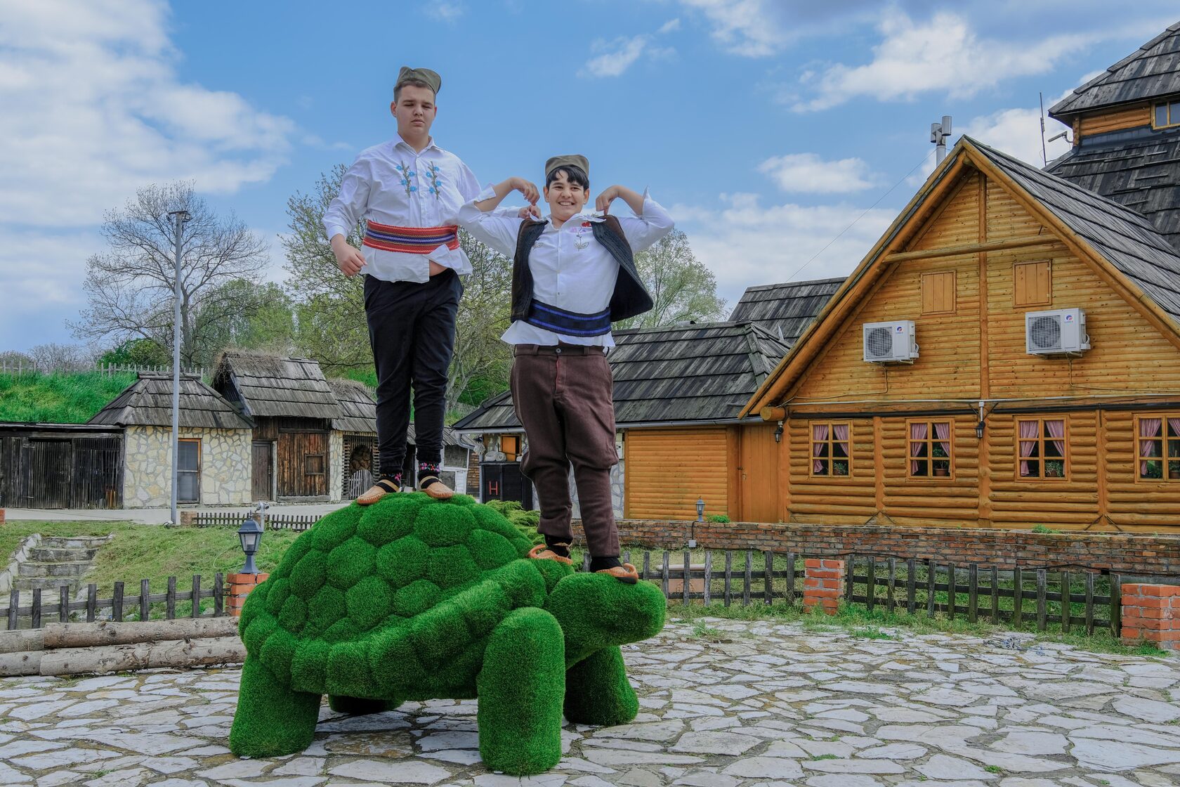 Outdoor topiary figures / EN