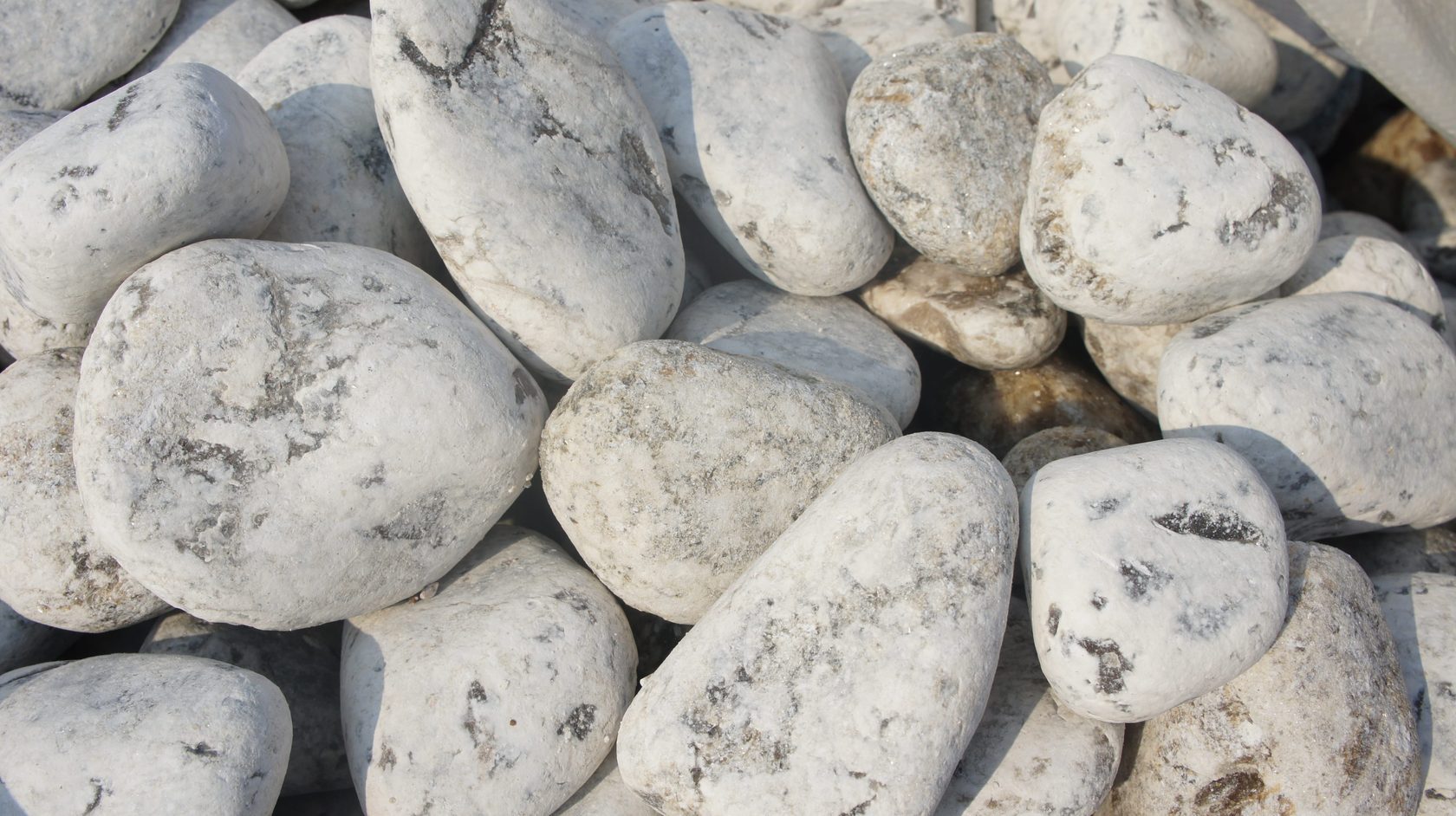 Own production. Artificial running pebbles