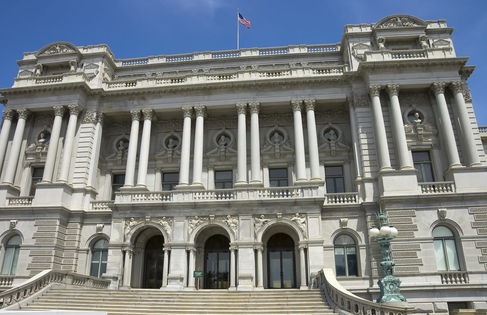 The Library of Congress: The World's Largest Library, a Monumental ...