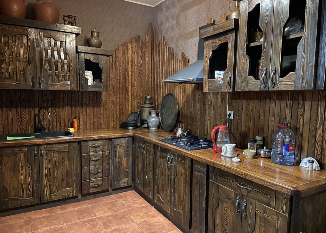 Кухня из натурального дерева под старину
