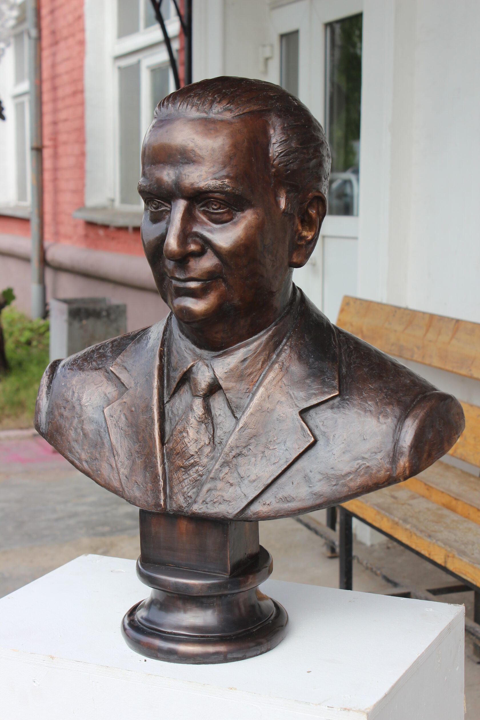 Изготовление бюста в скульптурной мастерской Олега Кеолина | sculpt-ok.com