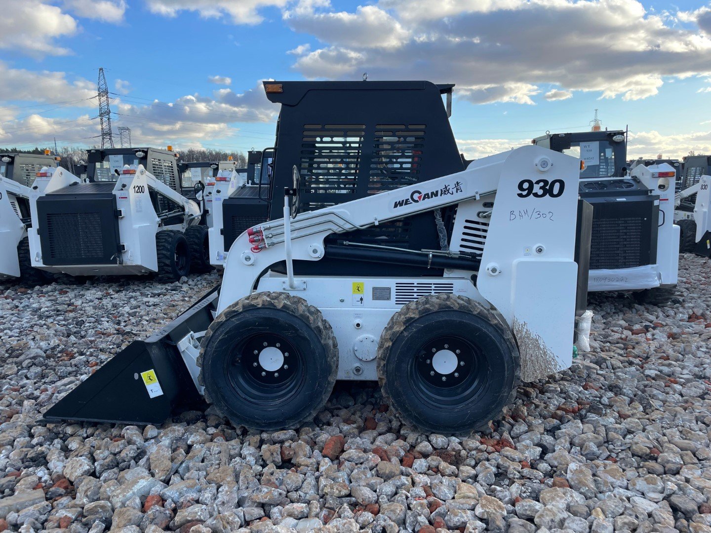 Продажа мультифункциональных погрузчиков с бортовым поворотом WECAN